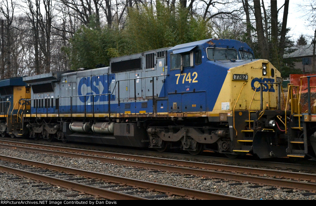 CSX C40-8W 7742 on Q438-31